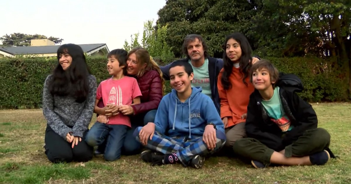 La emotiva historia de adopción de 5 hermanos que le cambió la vida a ...