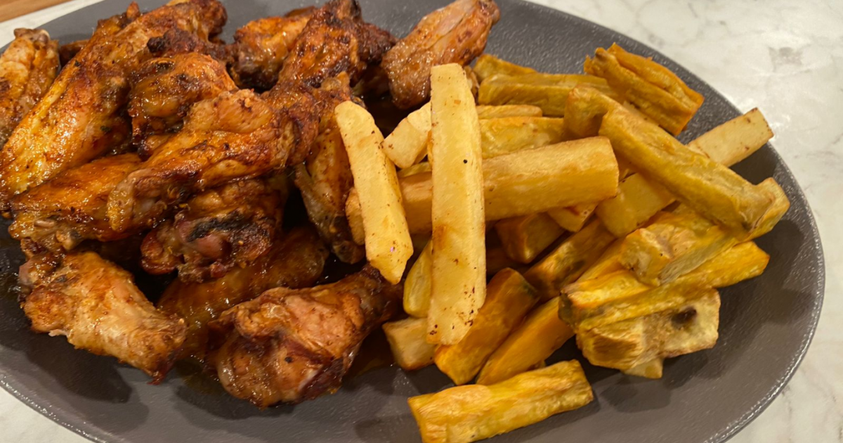 Alitas de pollo marinadas con papas fritas | Canal 9
