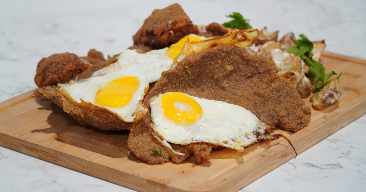 Aprendé a cocinar milanesa a caballo con papas rotas | Canal 9