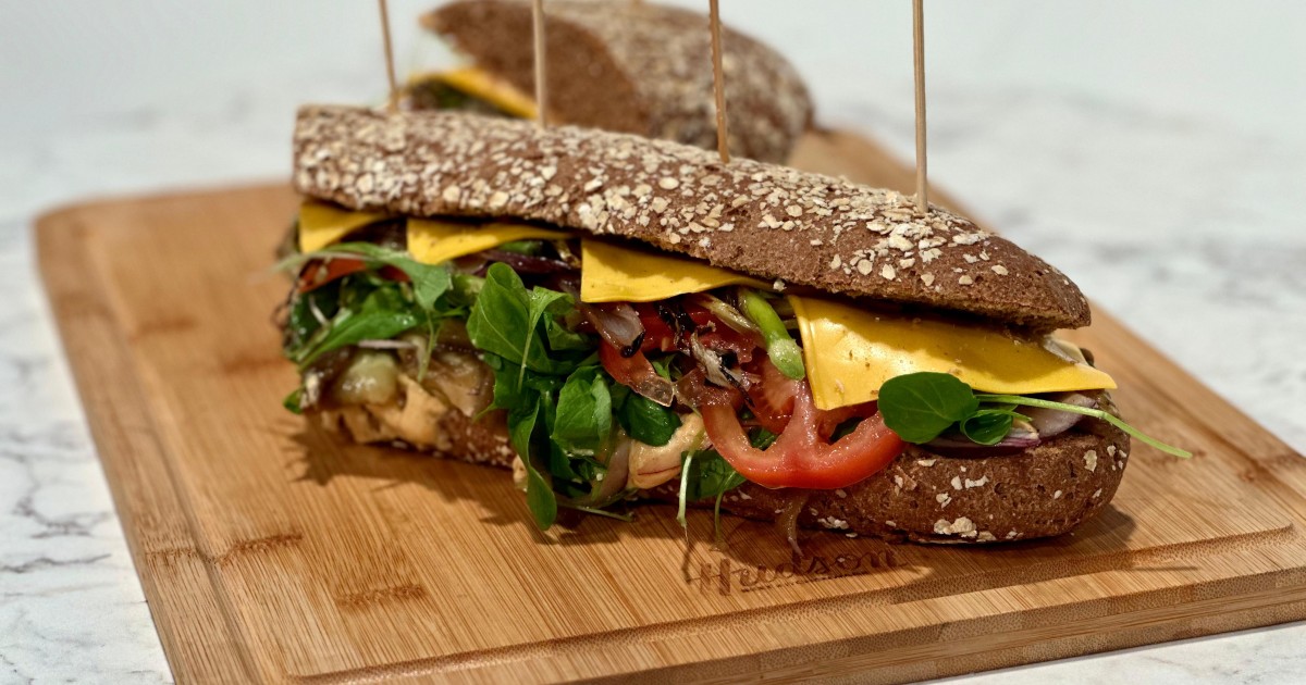 Receta veggie: sandwich de pan integral con berenjenas asadas | Canal 9
