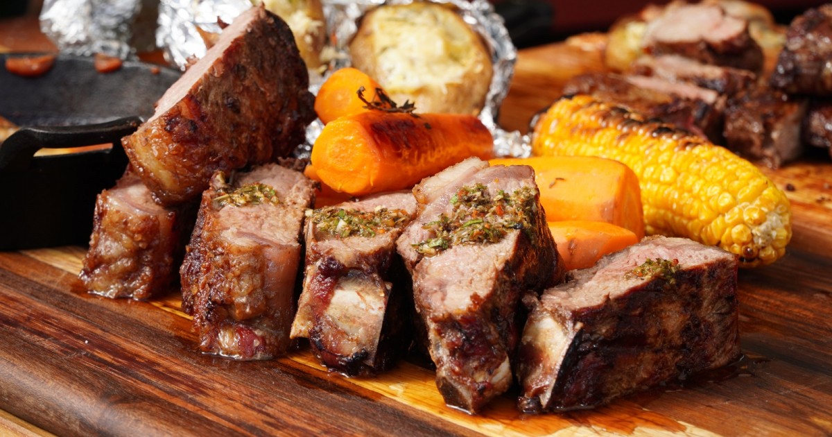 Tres cortes de bife de chorizo a la parrilla con vegetales rellenos ...