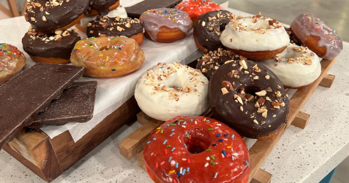 Ricas y fáciles donas rellenas bañadas en chocolate | Canal 9