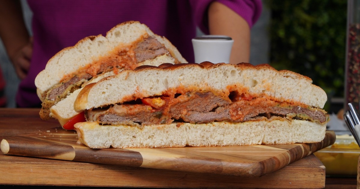 Increíble milanesa gigante con salsa napolitana | Canal 9