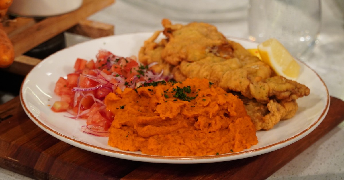Escalope de ternera con ensalada y puré de zanahoria | Canal 9