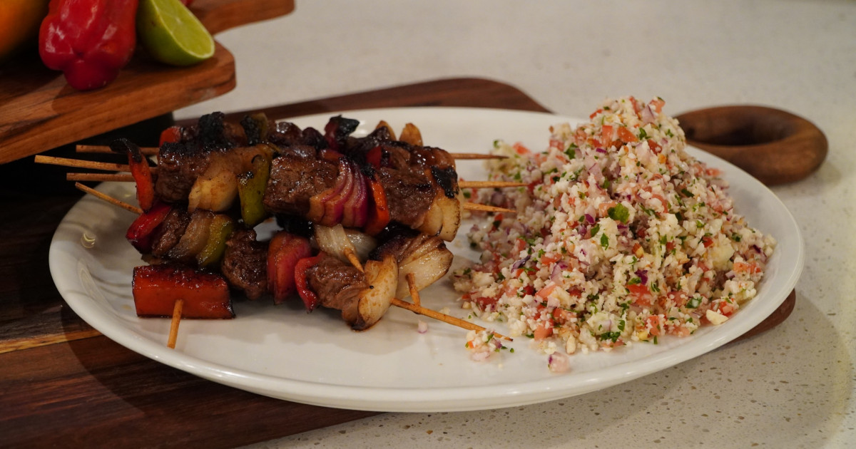Brochettes de bife de chorizo y tabule de coliflor | Canal 9
