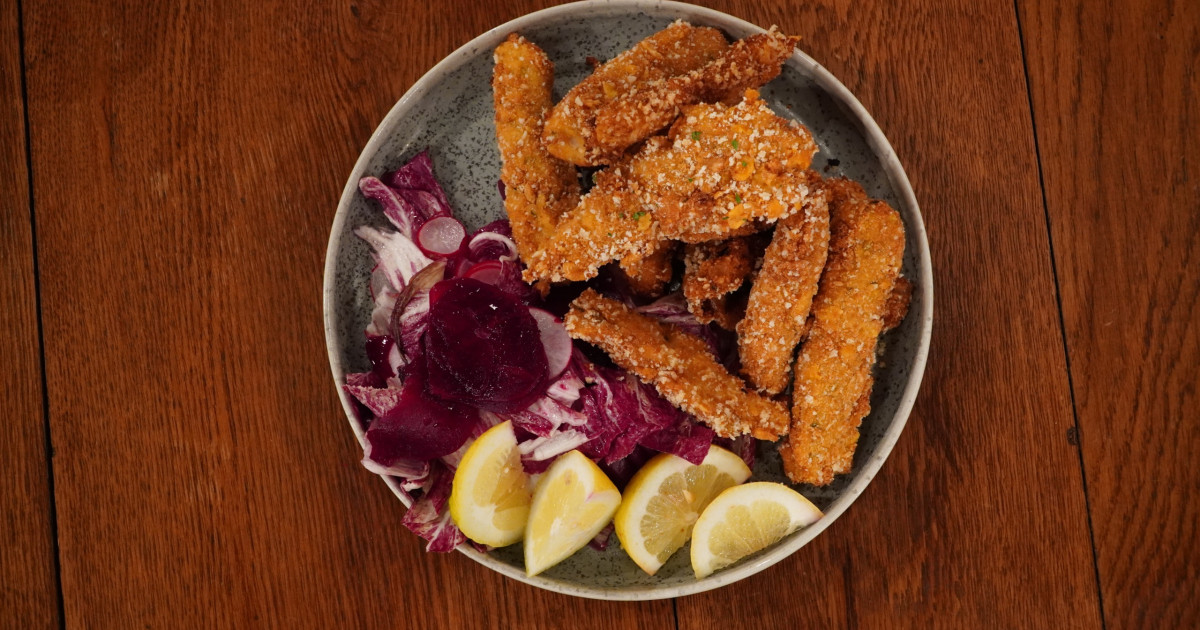 Bastones crocantes de merluza y papas fritas | Canal 9