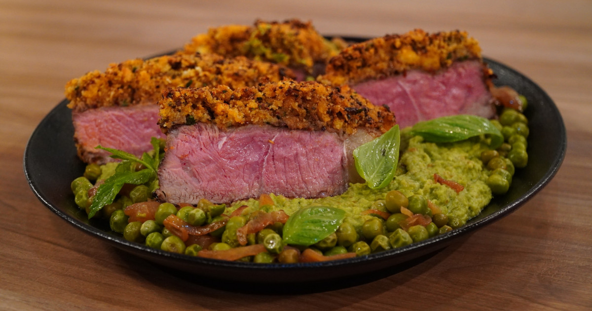 Bife de chorizo con crocante de chimichurri y puré de arvejas | Canal 9