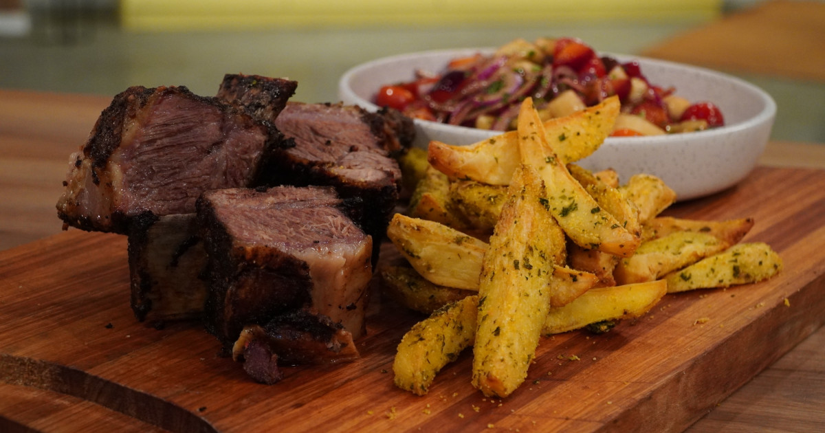 Clásico argentino: tira de asado al horno con ensalada y papas ...